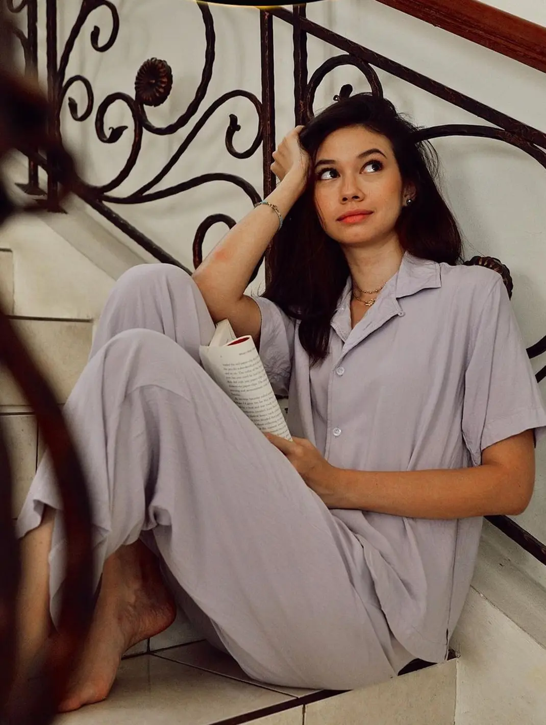 Potret Yuki Kato Baca Buku Ini Curi Perhatian, Aktivitas Saat Santai - Foto Liputan6.com