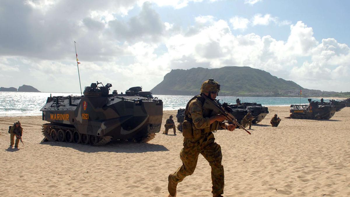 LVT-7 Korps Marinir TNI-AL Mendarat di Pantai Pyramid Rock - Foto ...