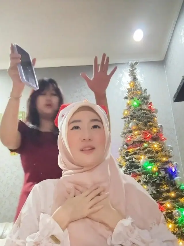 Larissa Chou Santai Menemani Adiknya Rayakan Natal 2023, Sempat Pasrah saat Dipasangkan Topi ...