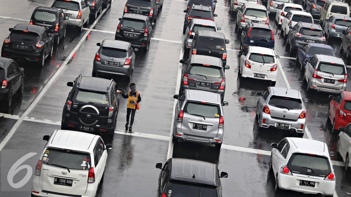 Lalu Lintas Tol Jakarta Masih Padat hingga Siang Ini - News Liputan6.com
