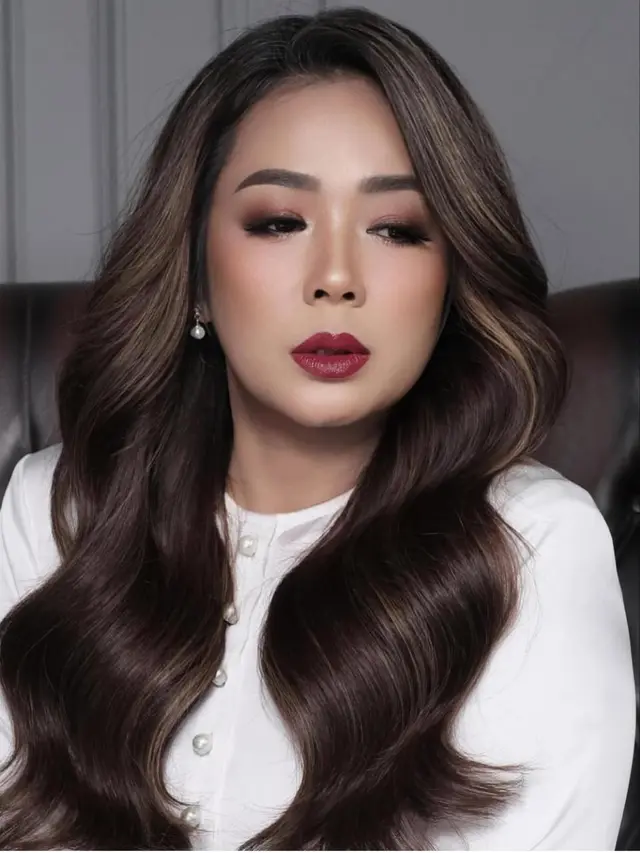 5 Penampilan Soimah dengan Gaun Putih dan Rambut Terurai Panjang ...