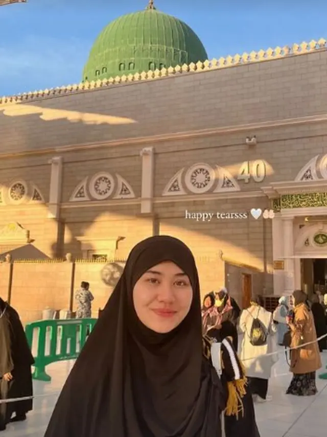 8 Potret Aaliyah Massaid Umroh dengan Reza Artamevia, Menangis Haru ...