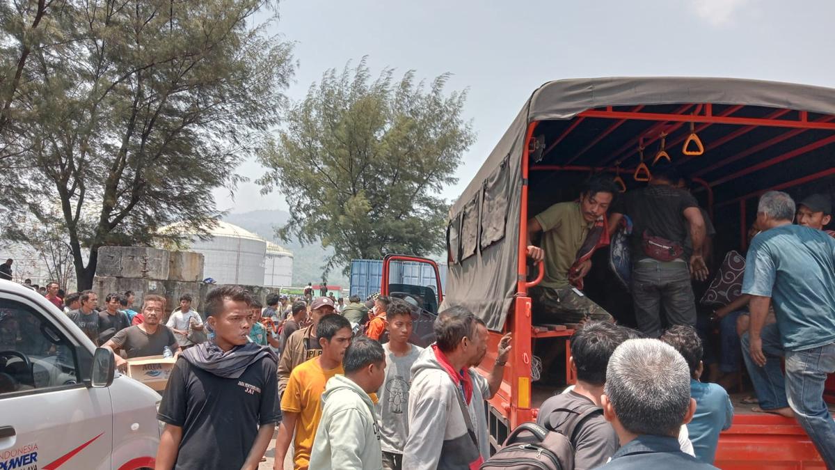 Nyaris 12 Jam, Api Masih Berkobar di KMP Mutiara Berkah 1 - News ...