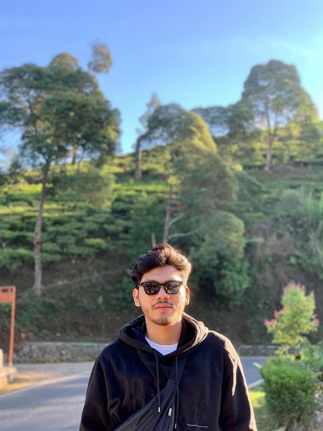 6 Potret Adhyra Yudhi dan Chico Andreas, Dua Vokalis Baru Band Yovie ...