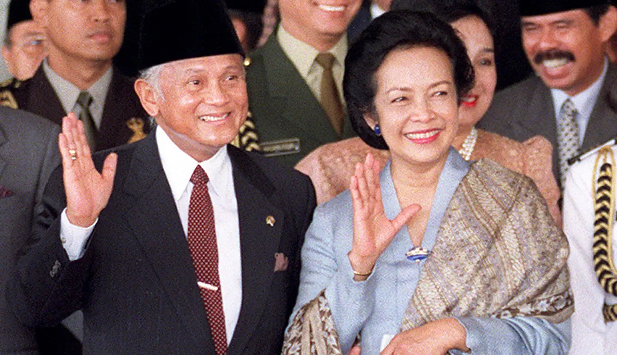 FOTO: Wajah Ceria BJ Habibie Didampingi Ainun Memimpin Indonesia - Foto ...