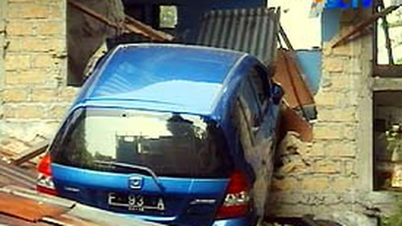 Mobil Tersangkut di Atap Rumah - News Liputan6.com