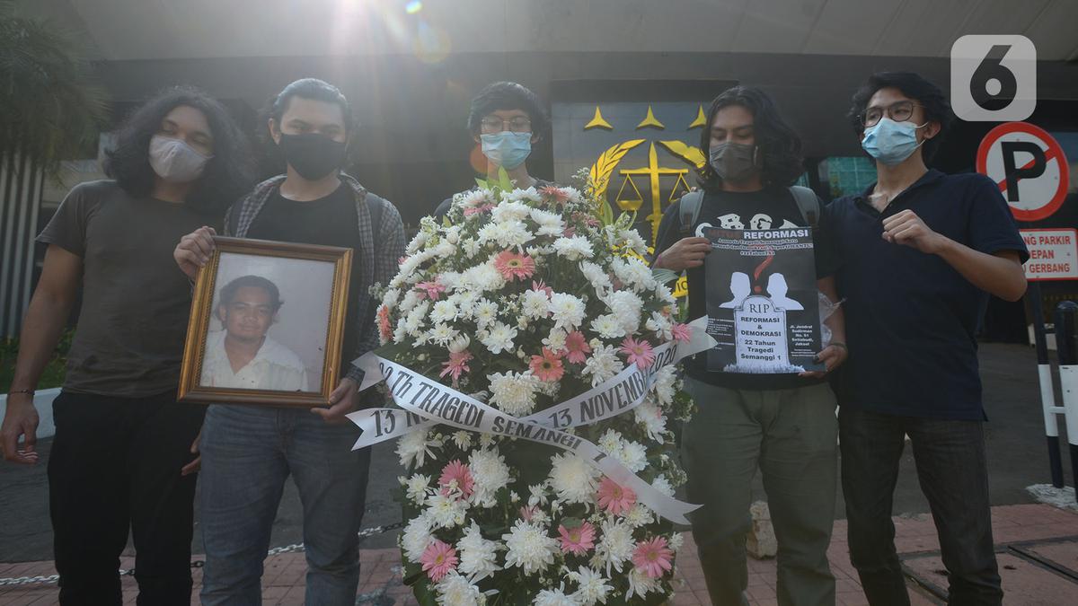 FOTO: Peringati 22 Tahun Tragedi Semanggi I, Aktivis Datangi Kejaksaan ...