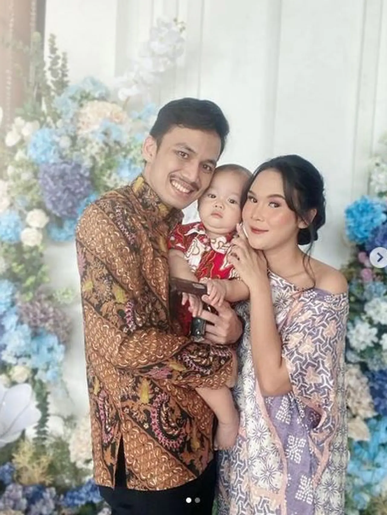 6 Potret Kenkulus Bareng Orang Tuanya, Bayi Ajaib Disebut Reinkarnasi ...