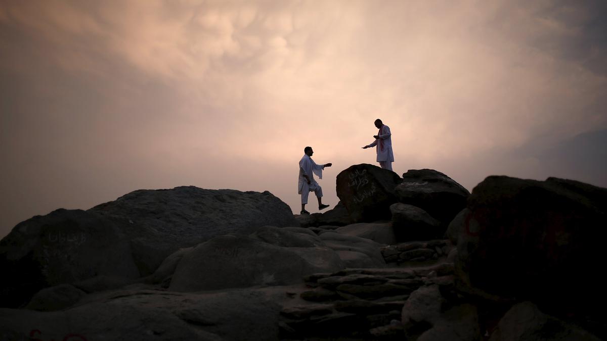 Jelang Ibadah Haji, Pengunjung Ziarah ke Gua Tsur - Foto Liputan6.com