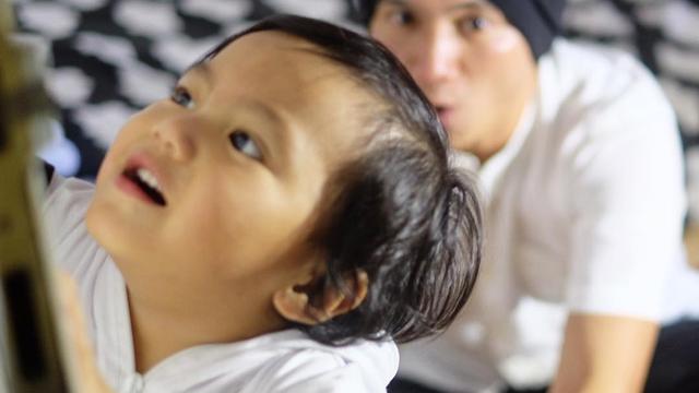 Curhatan Soal Anak Bungsunya Viral, Ini 6 Potret Anji dan Sigra yang Idap ASD - Hot Liputan6.com