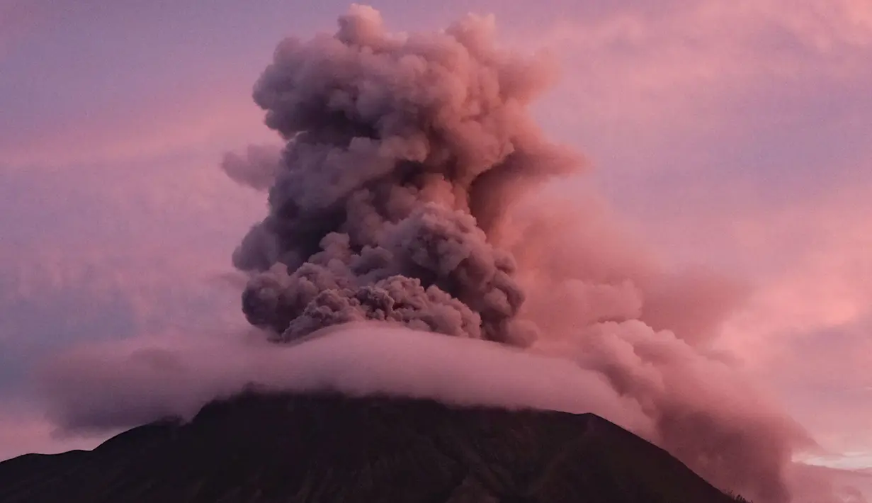 Gunung Ruang Kembali Muntahkan Material Abu Vulkanik - Foto Liputan6.com