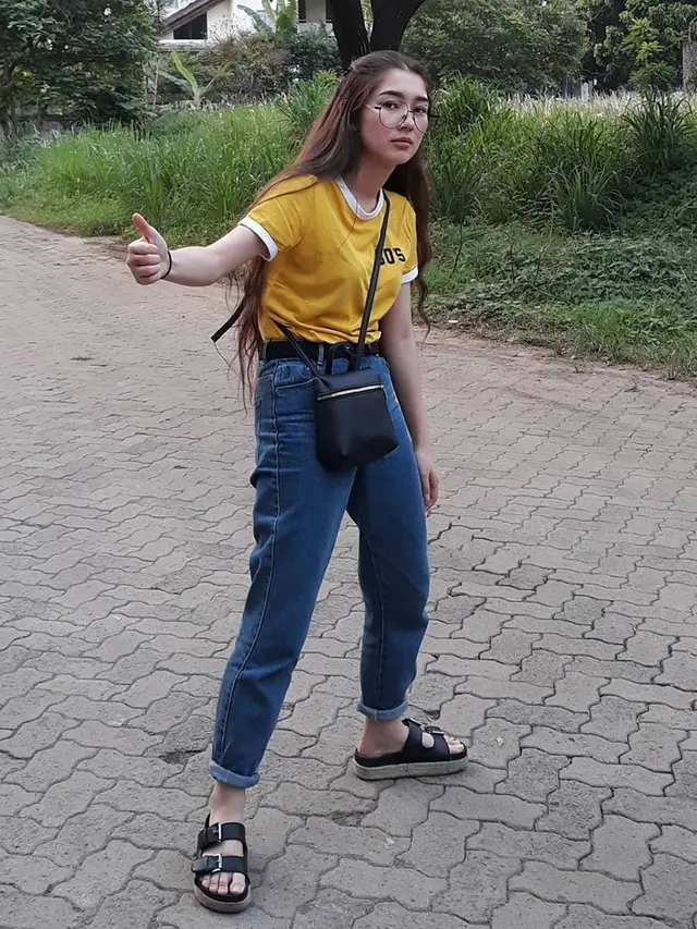 FOTO: Gaya Santai Devina Aureel Youtuber Asal Jawa Timur, Simpel dan Modis - Surabaya Liputan6.com