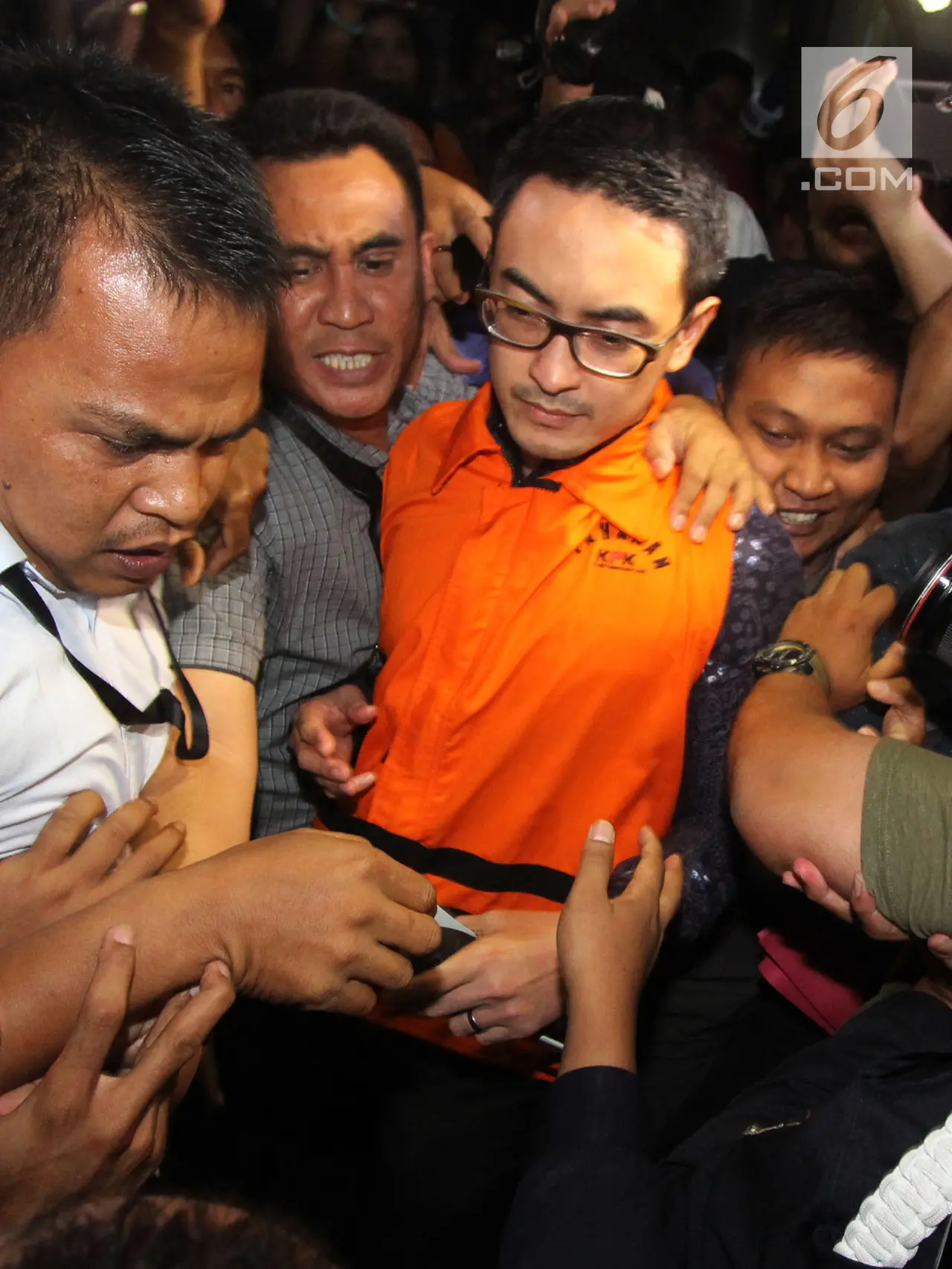 Perjalanan Kasus Zumi Zola hingga Ditahan KPK - News Liputan6.com