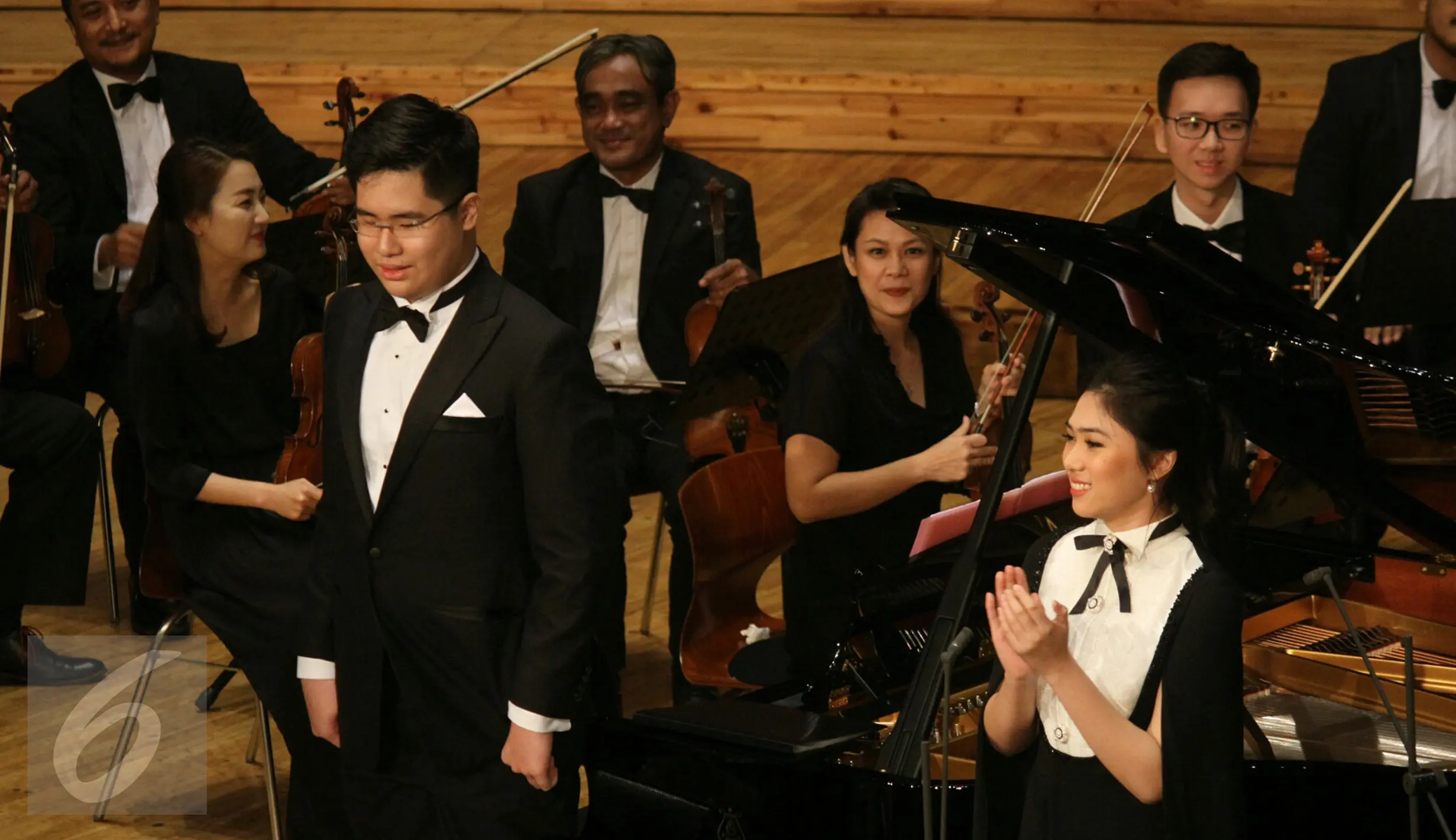 Tampil Menawan, Duet Jonathan Kuo dan Isyana Memukau Penonton - Foto Liputan6.com