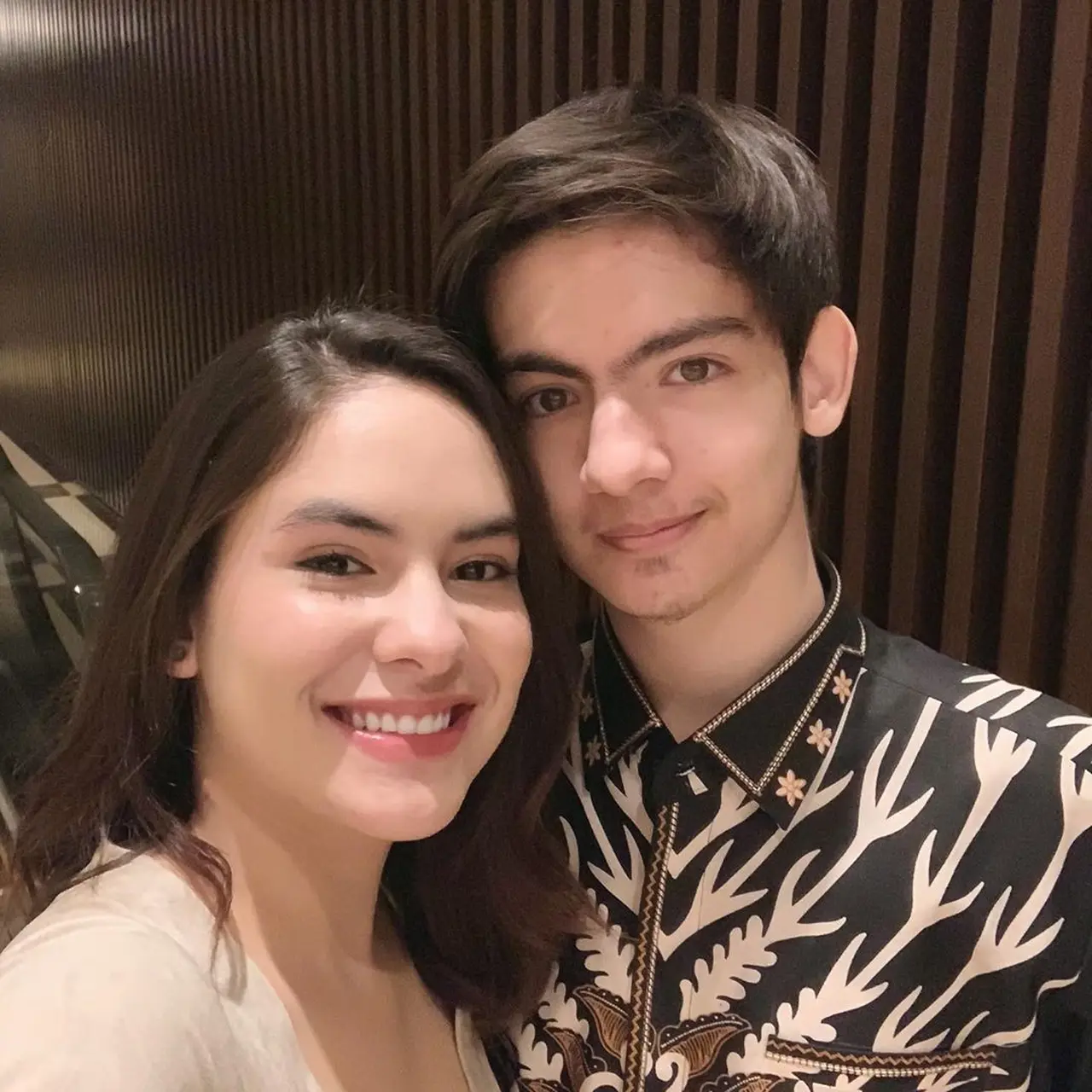 6 Potret Kebersamaan Steffi Zamora dan Kakaknya, Bak Orang Pacaran - Hot Liputan6.com