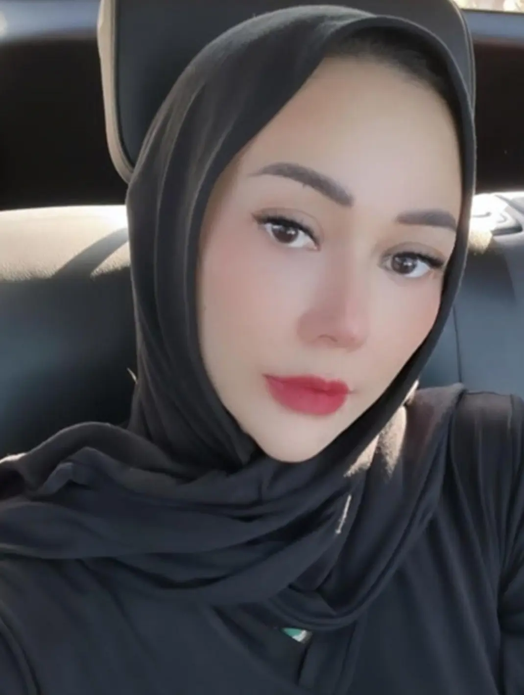 Potret Aura Kasih Pakai Hijab Hitam Ini Terlihat Anggun, Banjir Pujian - Foto Liputan6.com