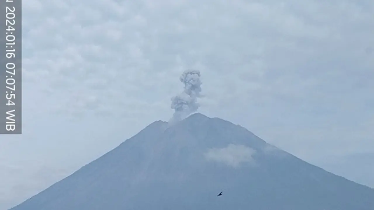 Gunung Semeru Erupsi Selasa Pagi 16 Januari 2024, Semburkan Abu Vulkanik 1.000 Meter - Regional ...