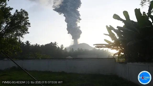 Gunung Ibu Erupsi Lagi, Semburkan Abu Vulkanik 4.000 Meter - Regional Liputan6.com