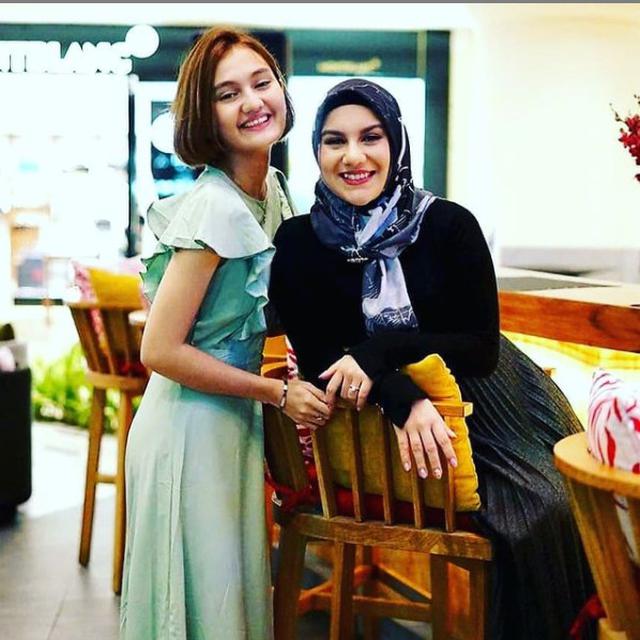 6 Momen Kedekatan Laura Jackson dengan Keluarga Irish Bella, Akrab