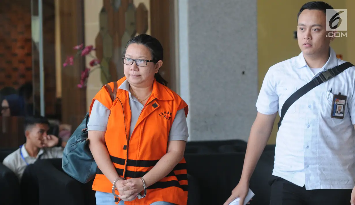 FOTO: Ekspresi Dua Tersangka Kasus Suap Imigrasi Mataram Usai Diperiksa KPK - Foto Liputan6.com