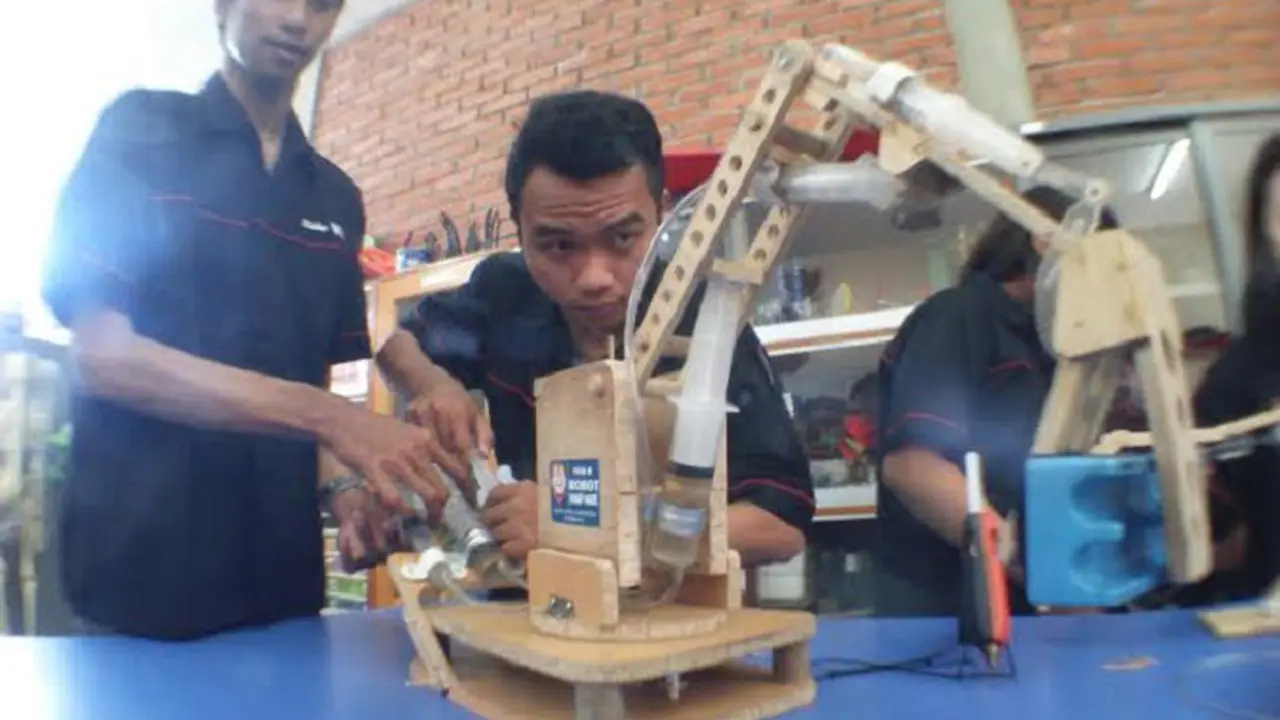 Dengan Robot Hidrolik Ini, Fisika Jadi Mudah dan Menyenangkan