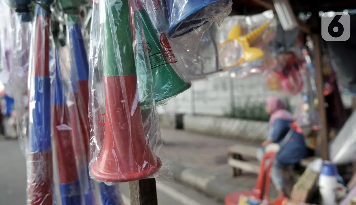 FOTO: Jelang Tahun Baru, Penjualan Terompet Plastik Marak - Foto ...