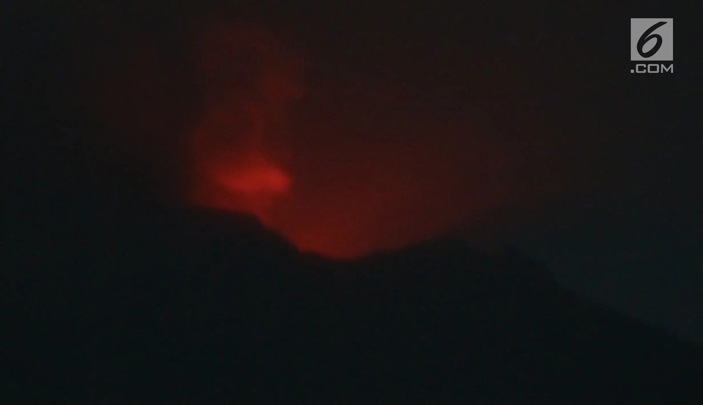 PHOTO: Penampakan Sinar Api yang Menyala Terang di Puncak Gunung Agung ...