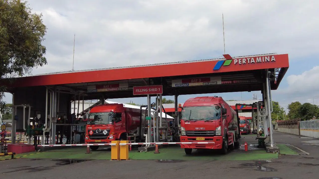 Atasi Kelangkaan BBM Akibat Penutupan Gumitir, Pertamina Turunkan 79 Mobil Tangki BBM - Regional ...