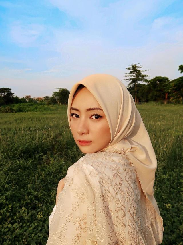 Jarang Tersorot, Ini 6 Potret Terbaru Febiola Novita yang Kini Berhijab ...