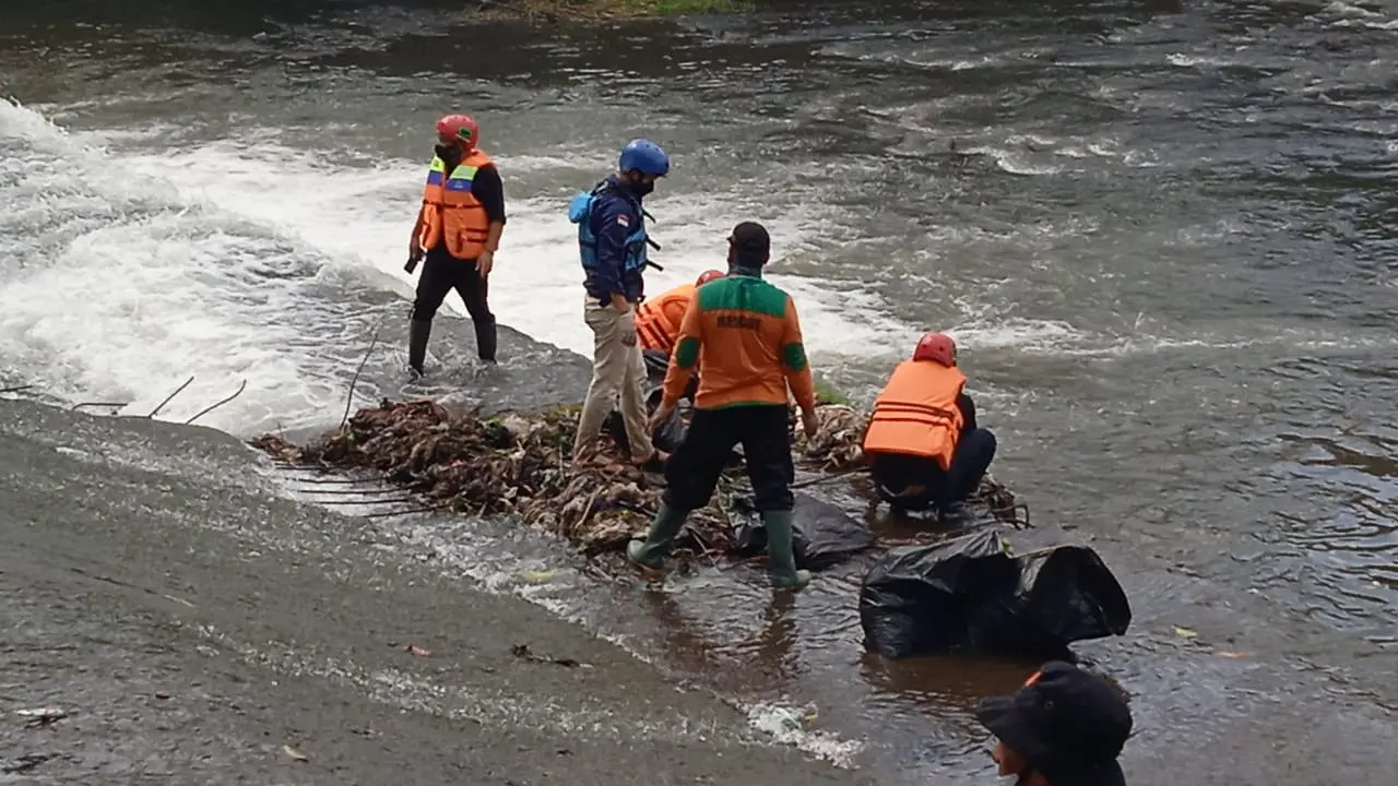 Aksi Bersih Sungai Banjaran Warnai World Cleanup Day di Purwokerto