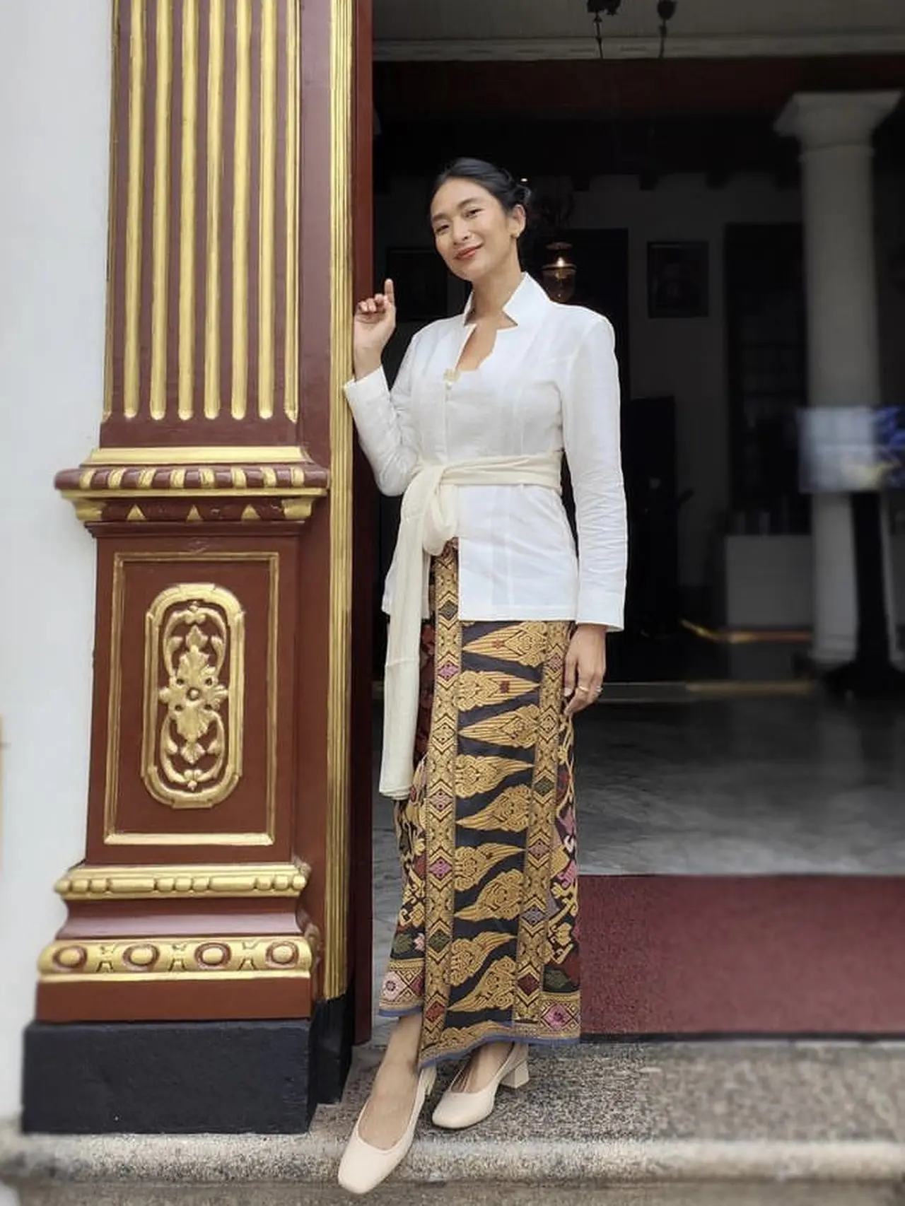 10 OOTD Atasan Putih Dipadukan dengan Kain Lilit Batik, dari Ariel Tatum Hingga Laura Basuki