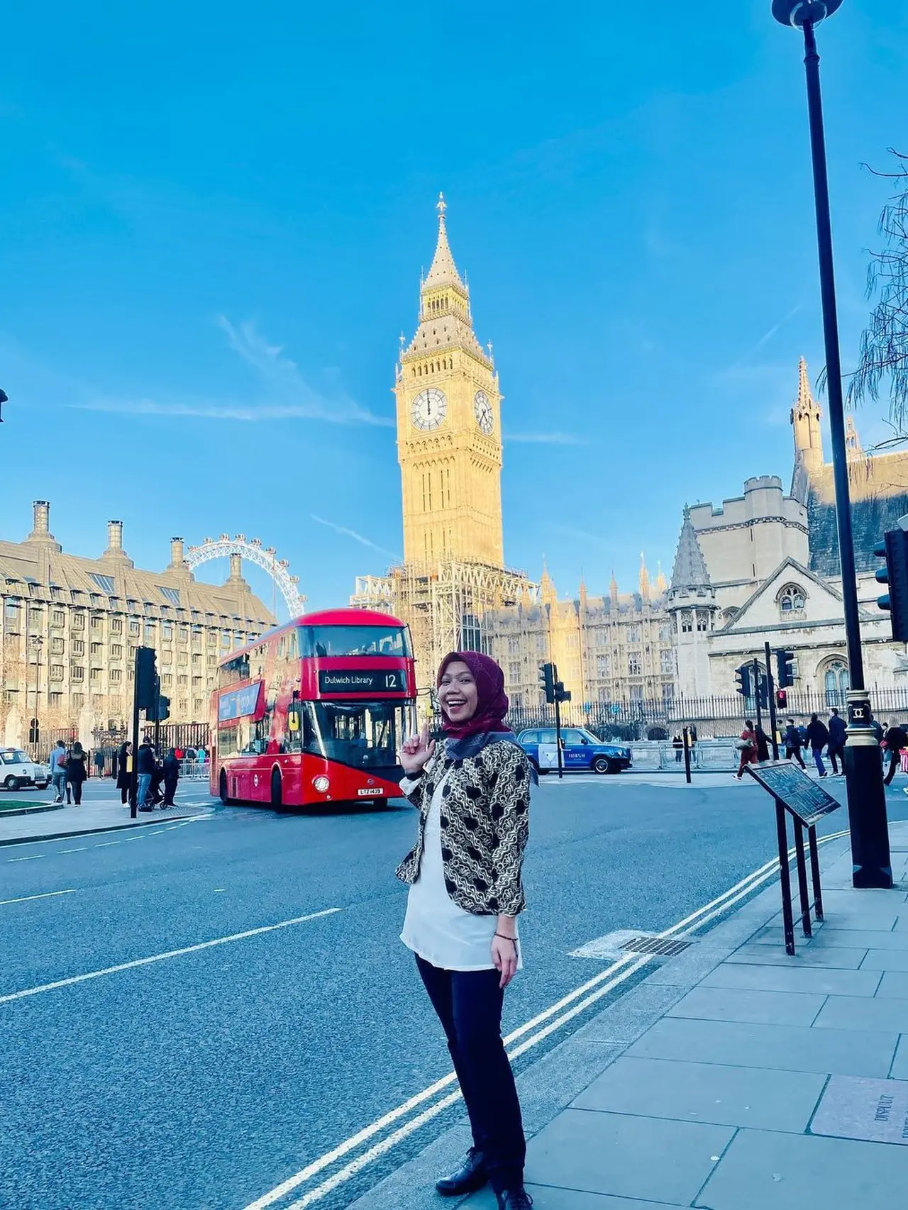 6 Transformasi Raeni, dari Wisuda Diantar Ayah Naik Becak hingga Raih ...