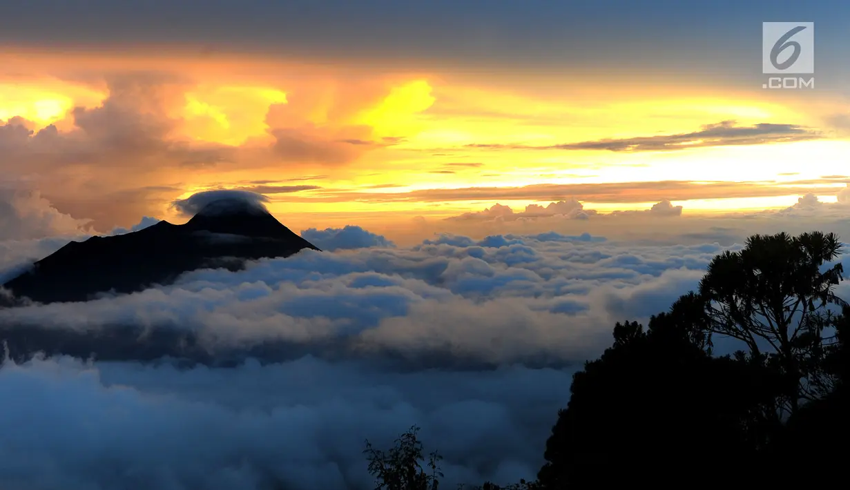 FOTO: Melihat Merapi dari Gunung Merbabu - Foto Liputan6.com