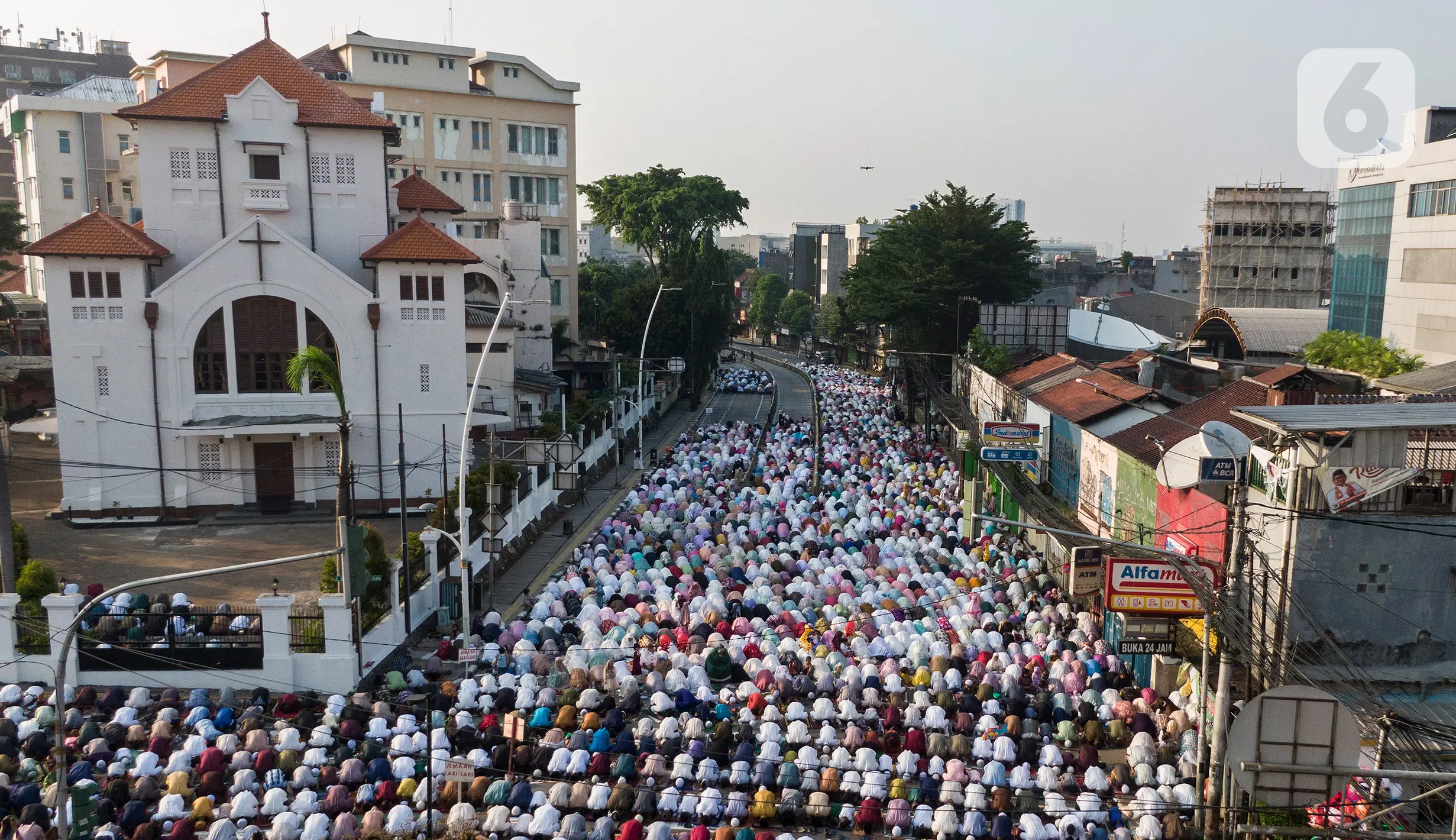 Ribuan Umat Muslim Laksanakan Sholat Idul Fitri di Jatinegara - Page 1 ...