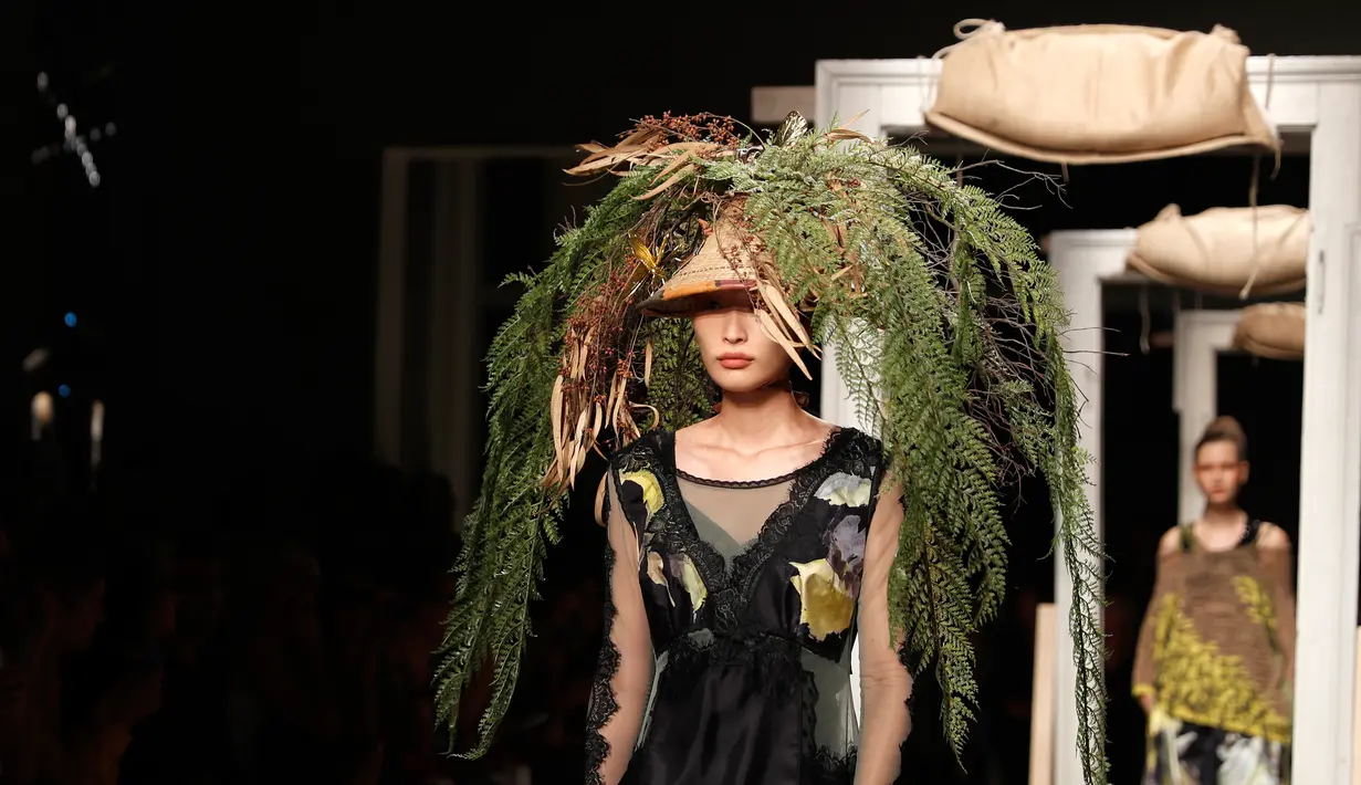 FOTO: Kreasi Tumbuhan di Topi Model Milan Fashion Week - Foto Liputan6.com