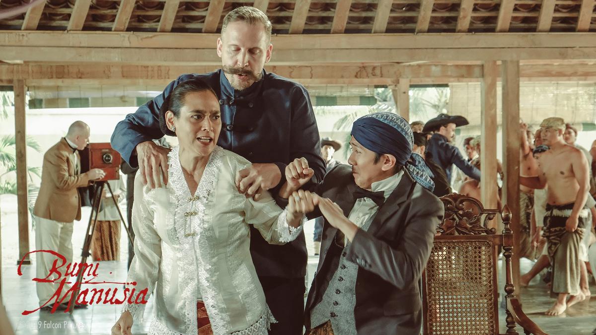 Mengenal Whani Darmawan, Pemeran Darsam dalam Film Bumi Manusia ...