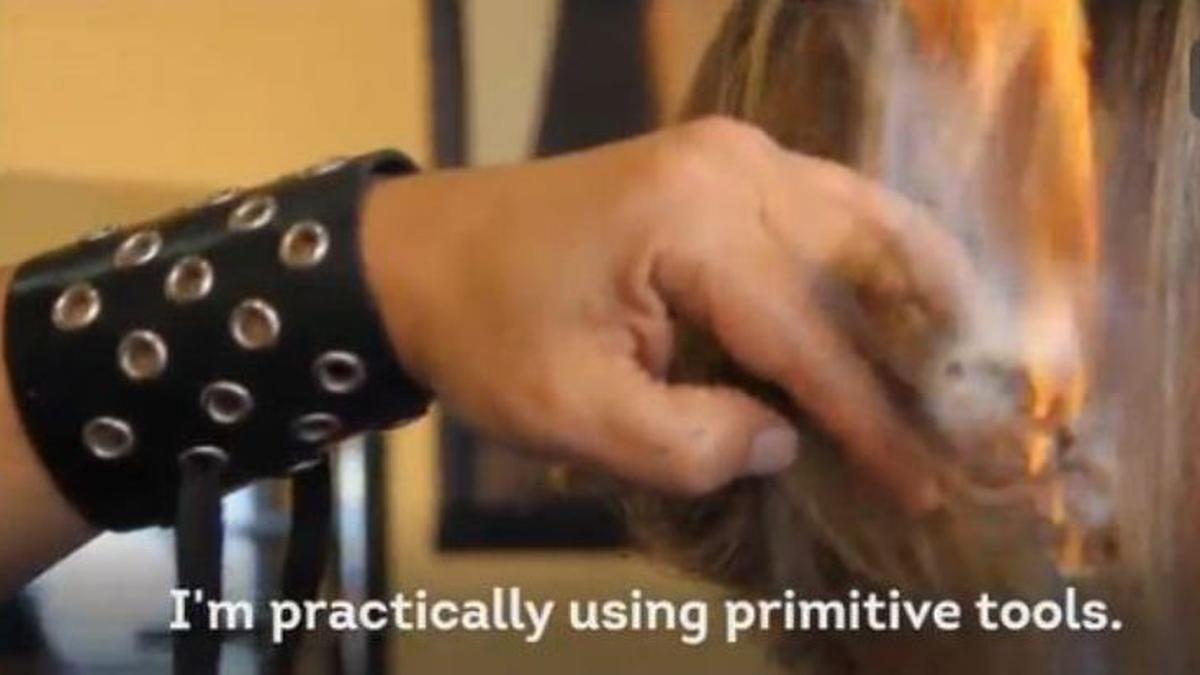 Kapster Ini Pakai Api dan Samurai untuk Gunting Rambut!