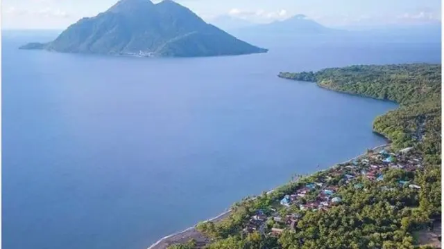 6 Legenda dan Fakta Danau Tolire yang Kedalamannya Masih Misterius ...
