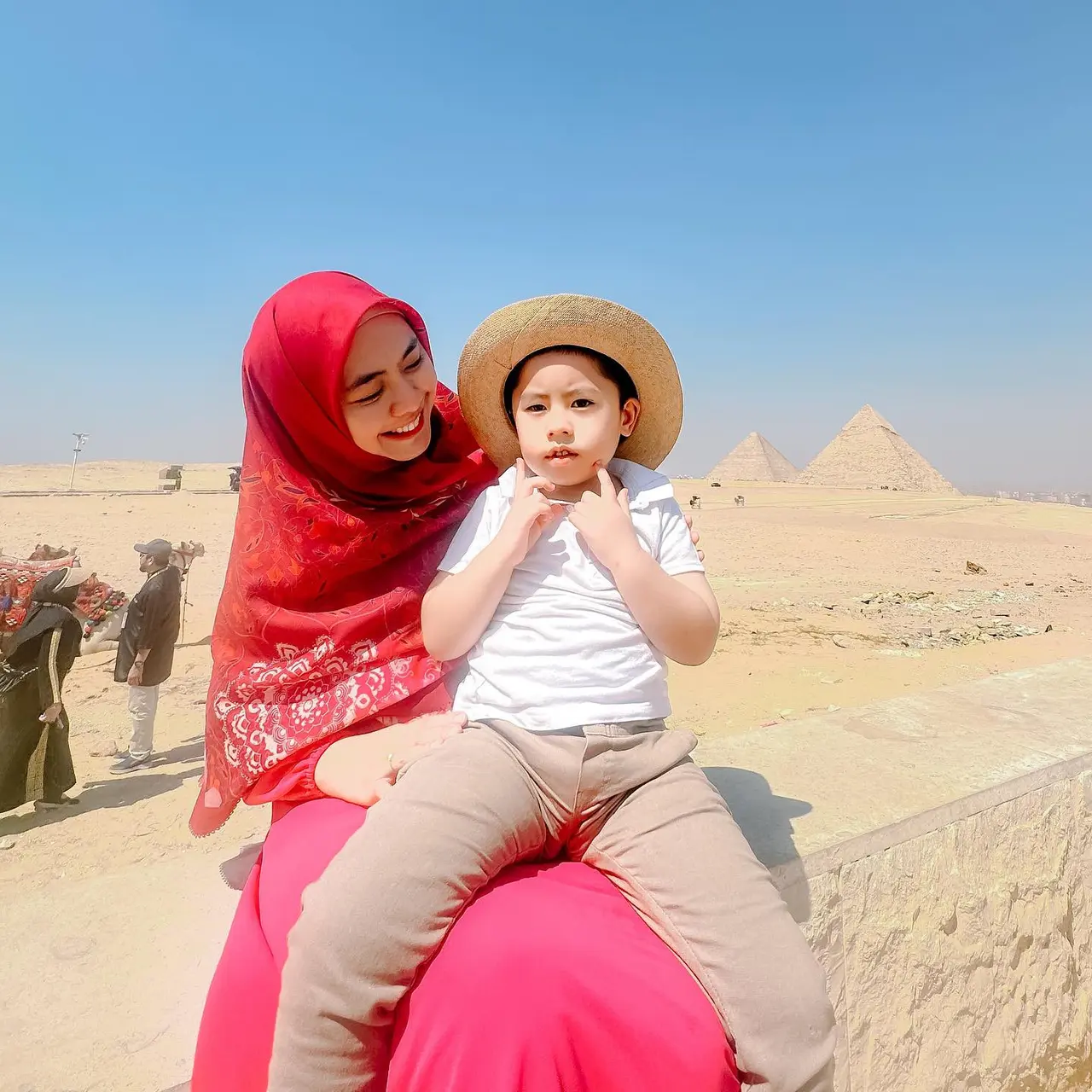 7 Potret Oki Setiana Dewi Perdana Ajak Buah Hati Liburan ke Piramida ...