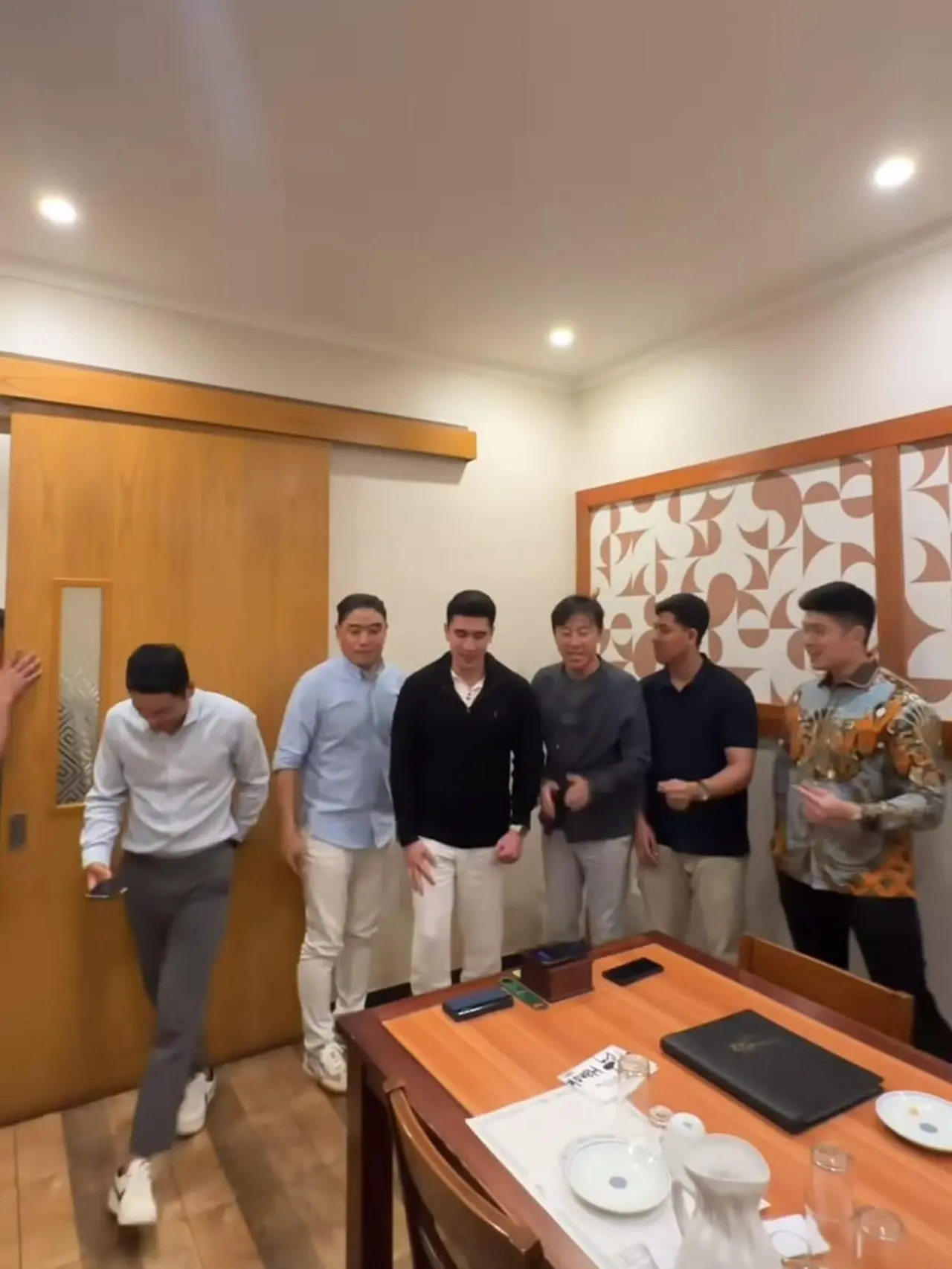 Verrell Bramasta Pamer Potret Makan Malam Bareng Shin Tae-Yong, Hangat ...