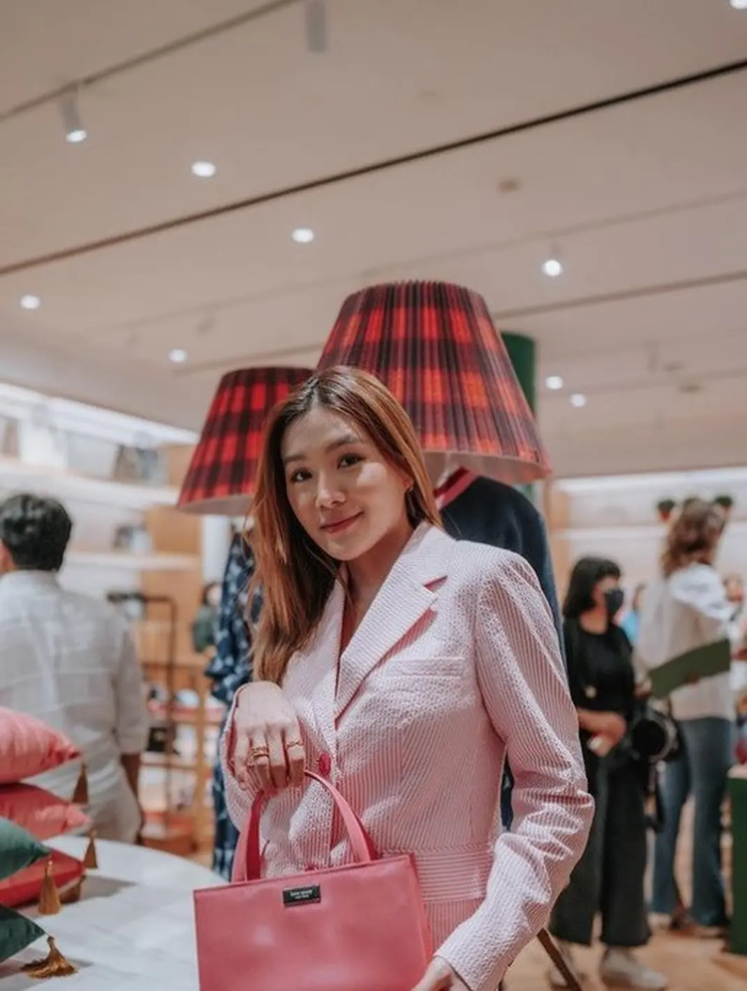 Potret 6 Seleb Indo Berpose Kenakan Tas Favorit Mereka, Padu Padan ...