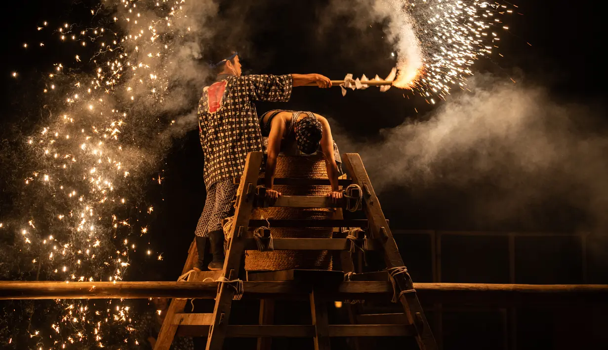 FOTO: Kemeriahan Festival Kembang Api Ritual Penganut Shinto Jepang ...