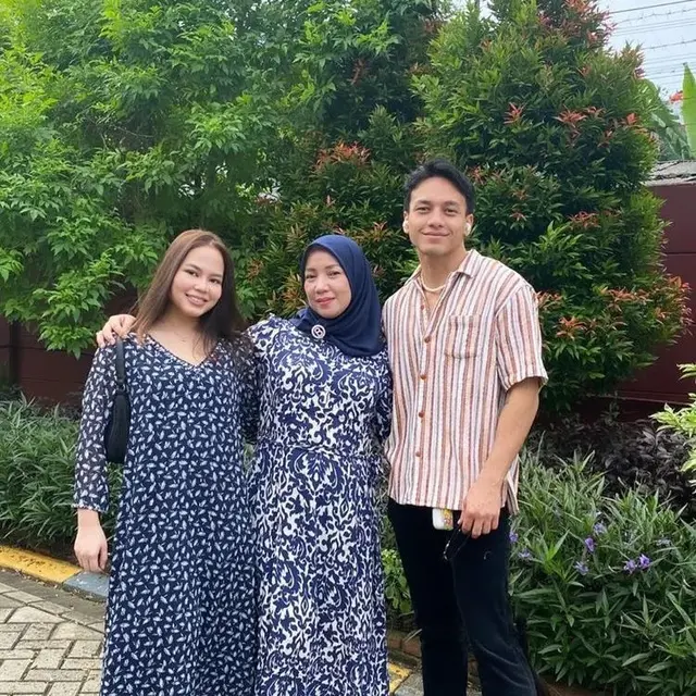 6 Momen Kebersamaan Jefri Nichol Bareng Adik dan Ibunya, Harmonis - Hot ...