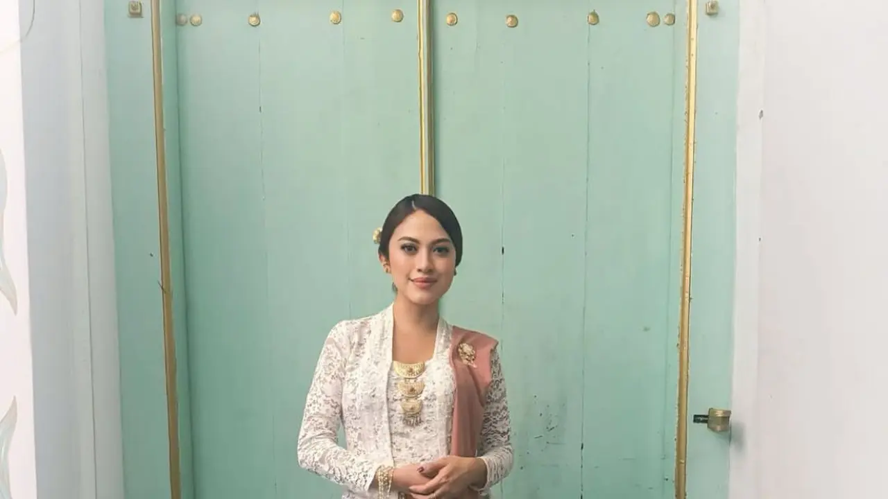 7 Model Kebaya Modern Ala Cynthia Riza Istri Giring Ganesha, Inspirasi ...