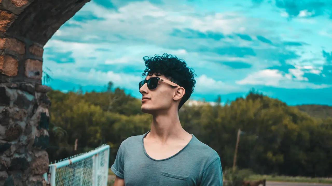 8 Model Gaya Rambut Pria Berambut Keriting, Buat Penampilan Lebih Keren ...