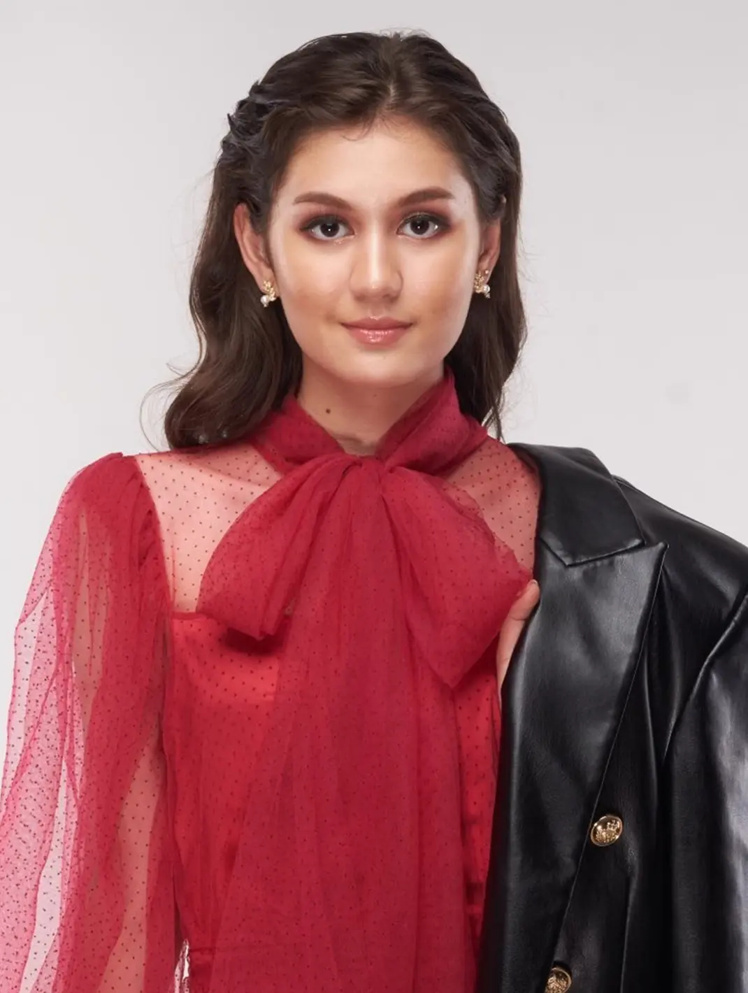 FOTO: Gaya Zoe Abbas Jackson Pakai Outfit Merah, Tampil Menawan - Foto ...