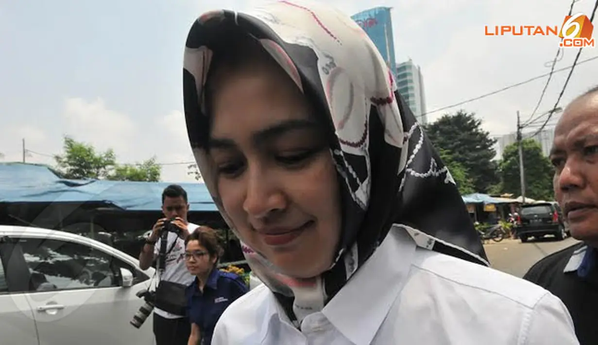 [FOTO] Tumben, Airin Jenguk Suami Sebentar, Ada Apa? - Foto Liputan6.com