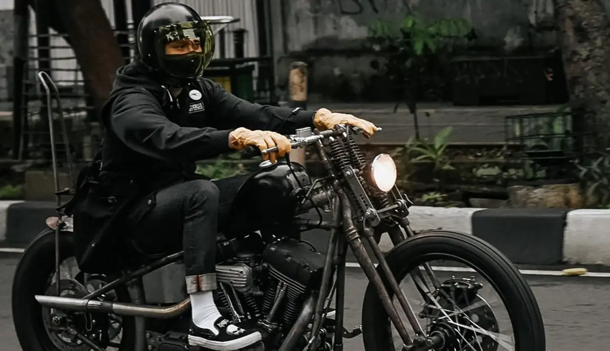 Potret Vincent Rompies Naik Moge, Makin Keren dan Macho - Foto Liputan6.com