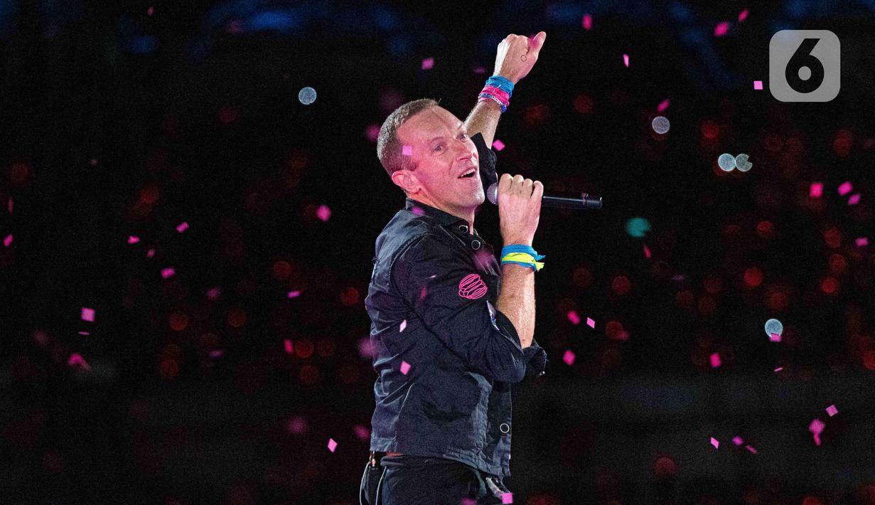 Aksi Panggung Coldplay Gemuruhkan Stadion Utama Gelora Bung Karno Jakarta