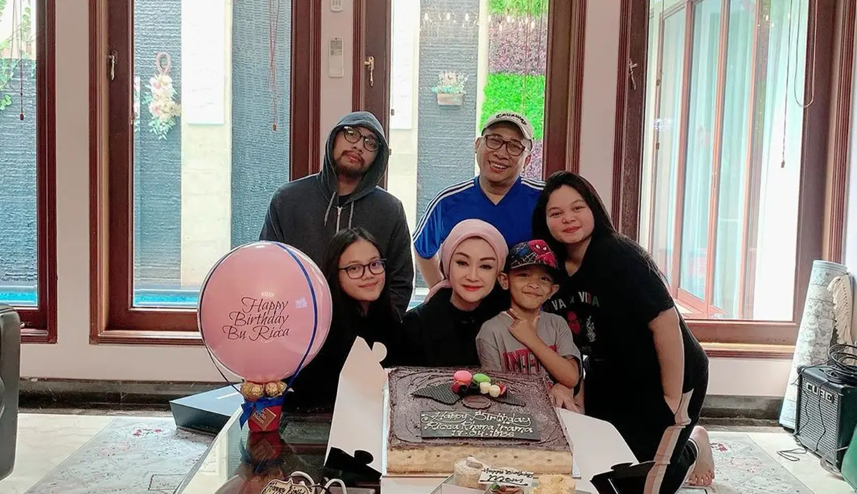 Romantis, Ricca Rahim Kaget dapat Surprise dari Rhoma Irama - Photo Fimela.com